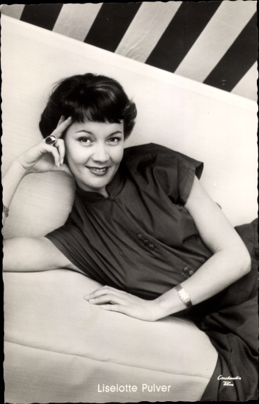 Ak Schauspielerin Liselotte Pulver in Heute heiratet mein Mann Nr ...