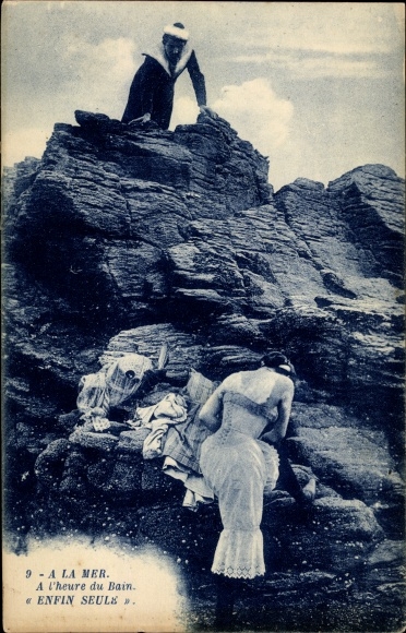 Ak A la Mer, a l'heure du Bain Enfin Seule, Frau in Unterwäsche ...
