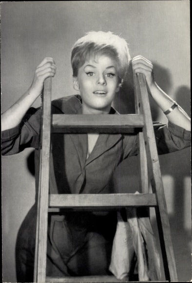 Ak Schauspielerin und Schlagersängerin Heidi Brühl, Portrait auf einer ...