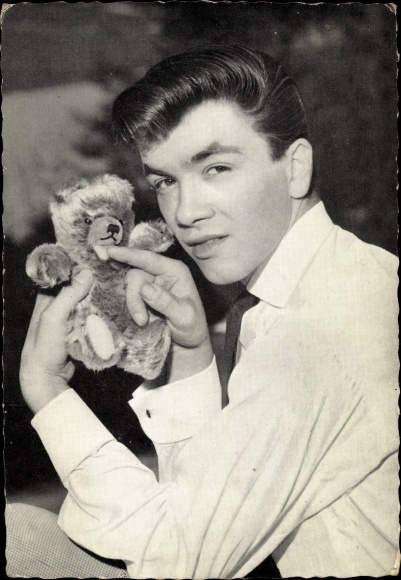 Ak Sänger und Schauspieler Gus Backus, Portrait mit Teddy Nr. 3967665 ...