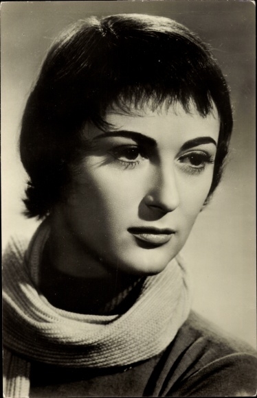 Ak Schauspielerin Zsuzsa Gordon, Budapester Frühling, Portrait, Schal ...