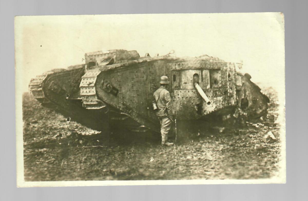 Foto Ansichtskarte bei Cambrai/Frankreich, 1918 mit englischem Panzer ...