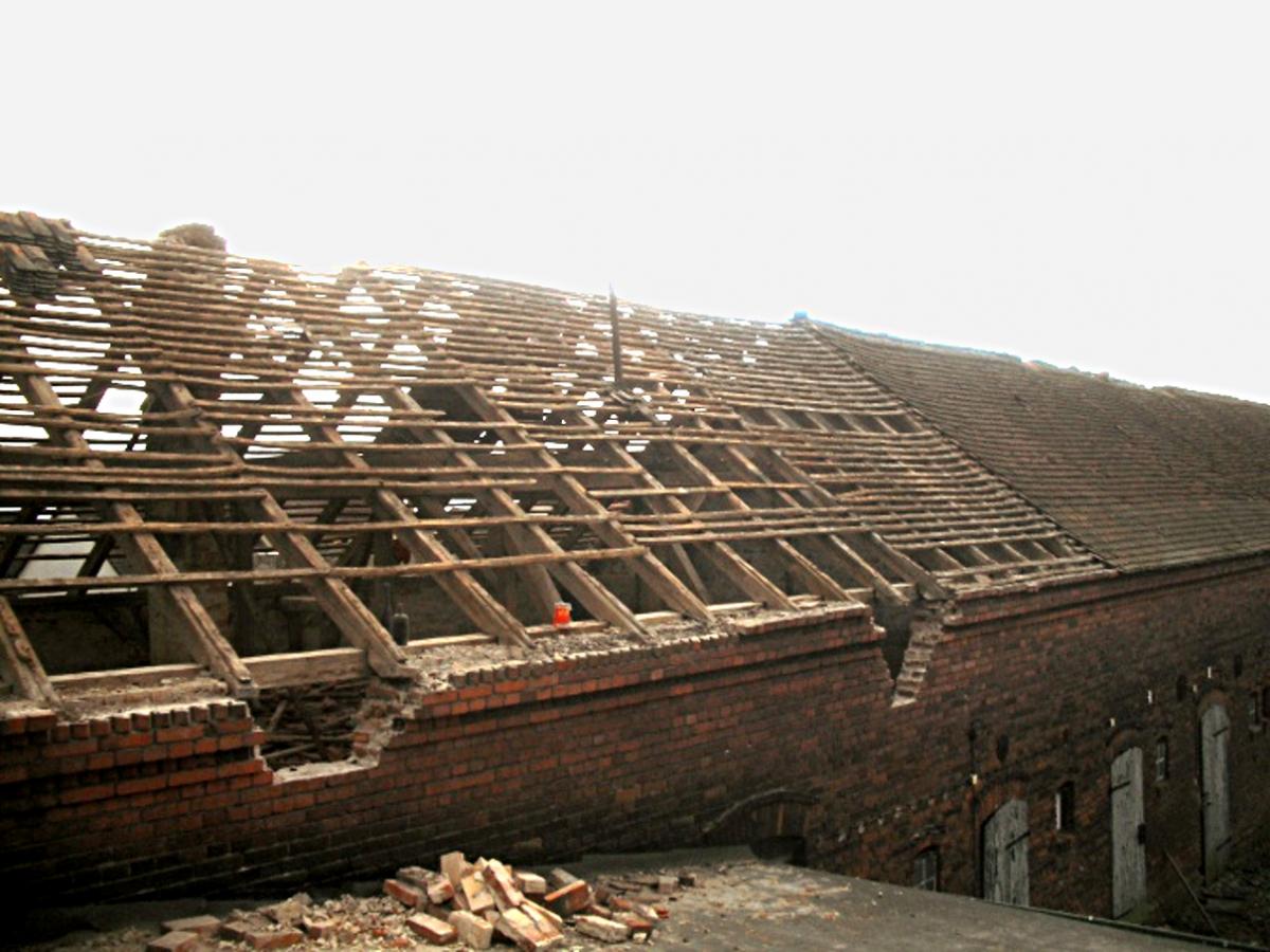 Original alte Fachwerk Dachstuhl Scheune Alt Holz Balken Fichte Kiefer ...