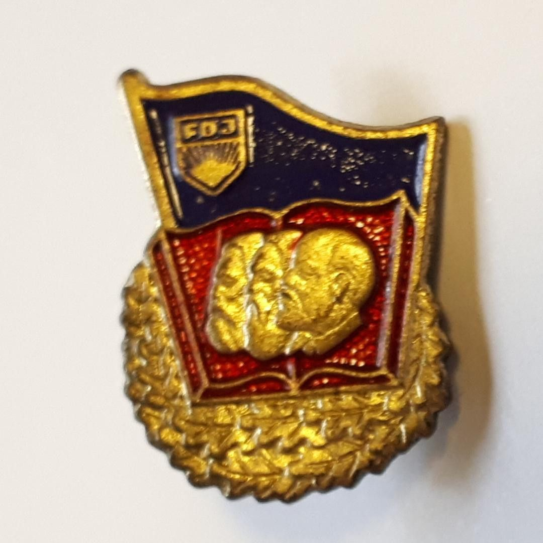DDR FDJ Abzeichen Für gutes Wissen in Gold Nr. 0104357083 - oldthing ...