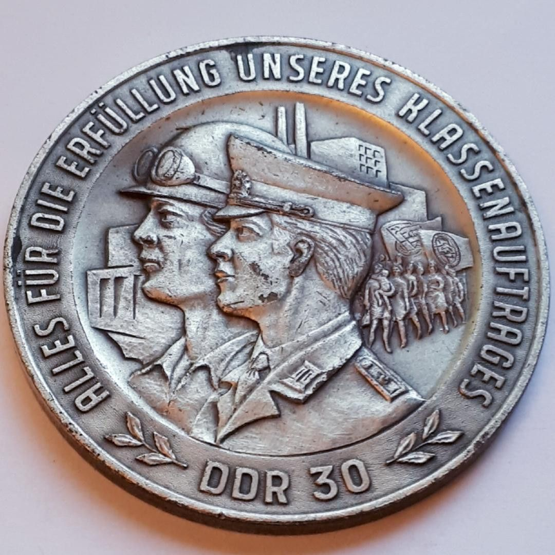DDR Medaille DDR 30 - Alles für die Erfüllung unseres Klassenauftrages ...