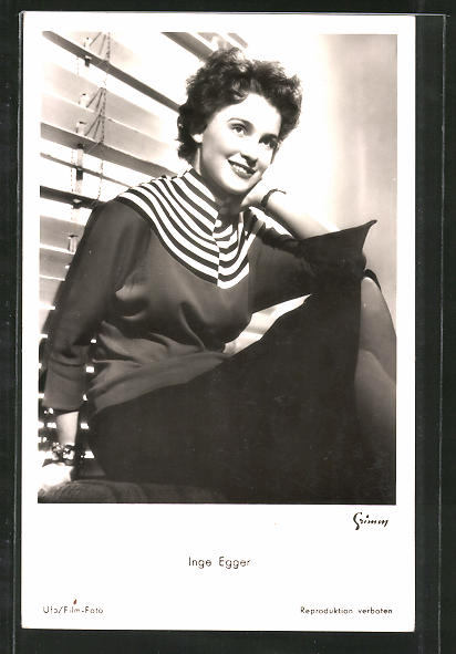 AK Schauspielerin Inge Egger an Fenster sitzend porträtiert Nr. 7385573 ...