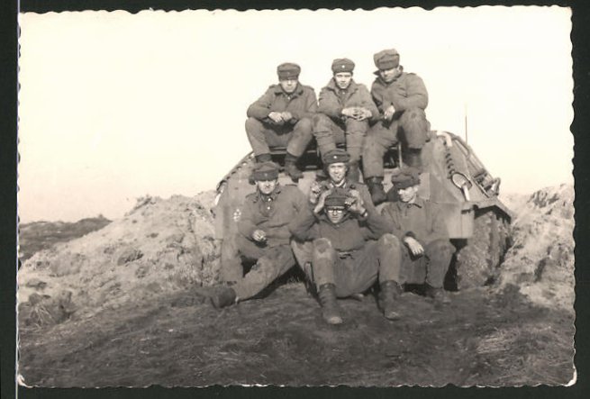 Fotografie DDR-NVA, Soldaten in Uniform, Kameraden stehen am Panzer Nr ...