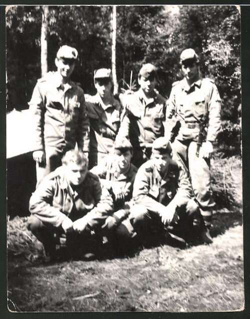 Fotografie DDR-NVA, Soldaten in Uniform, Kameraden stehen am Panzer Nr ...