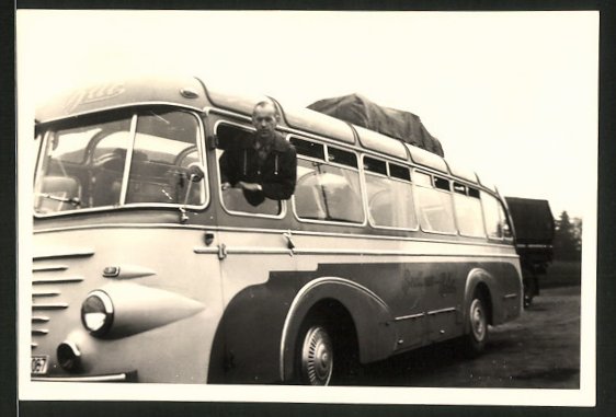 Fotografie Bus Büssing, 6 Zylinder Unterflur-Motor Typ U9 kurz vor der ...