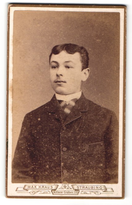 Fotografie Max Kraus, Straubing, Portrait halbwüchsiger Knabe mit ...