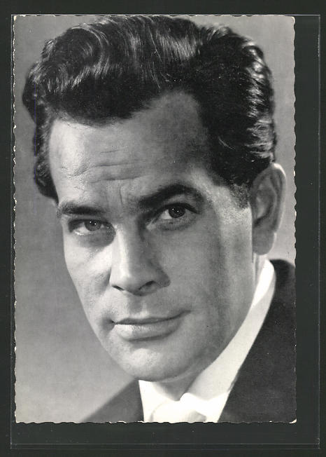 AK Schauspieler Adrian Hoven mit ernsten Blick in die Kamera schauend ...