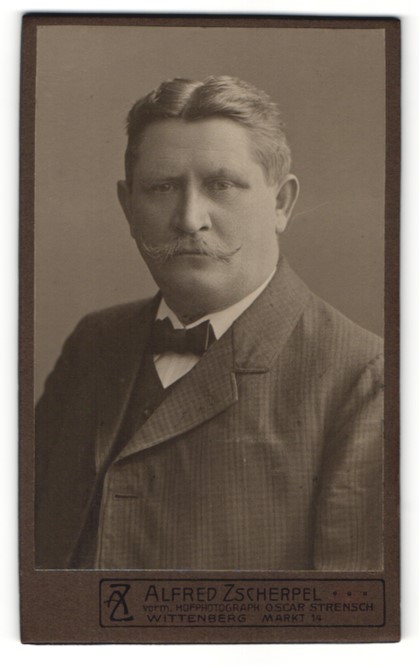 Fotografie Alfred Zscherpel, Wittenberg, Portrait Herr mit ...