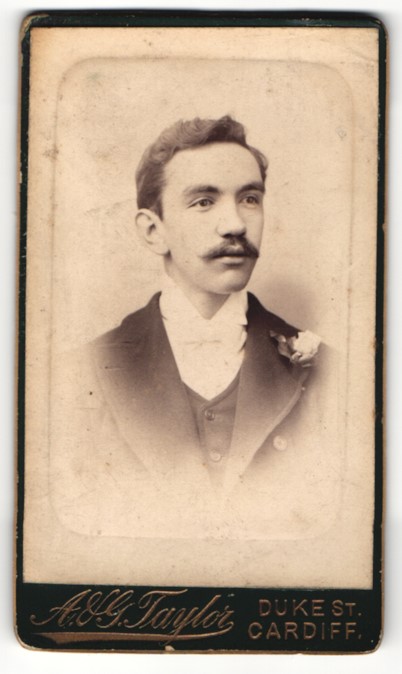 Fotografie A. & G. Taylor, Cardiff, Portrait junger Herr im Anzug mit ...