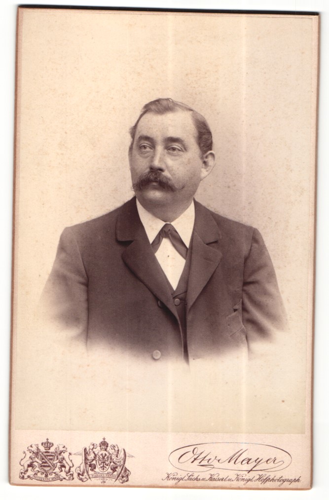 Fotografie Otto Mayer, Dresden, Portrait stattlicher Herr im Anzug mit ...
