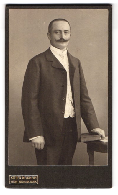 Fotografie Atelier Wertheim, Berlin, Rosenthalerstr., Portrait Herr im ...