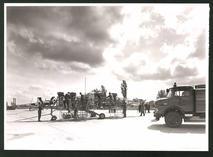 Fotografie Flugzeug VFW-Fokker VAK 191 B, Schwebegestell wird gewartet ...