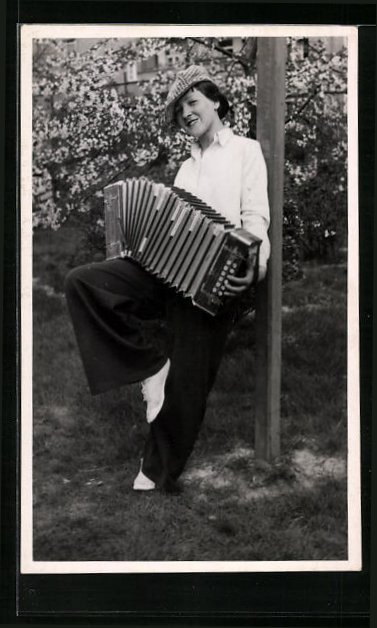 AK Musikerin Ali Wonka mit Akkordeon.. | Ansichtskarten günstig