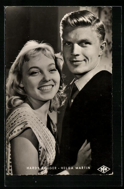AK Schauspieler Hardy Krüger und Helga Martin lächelnd nebenein