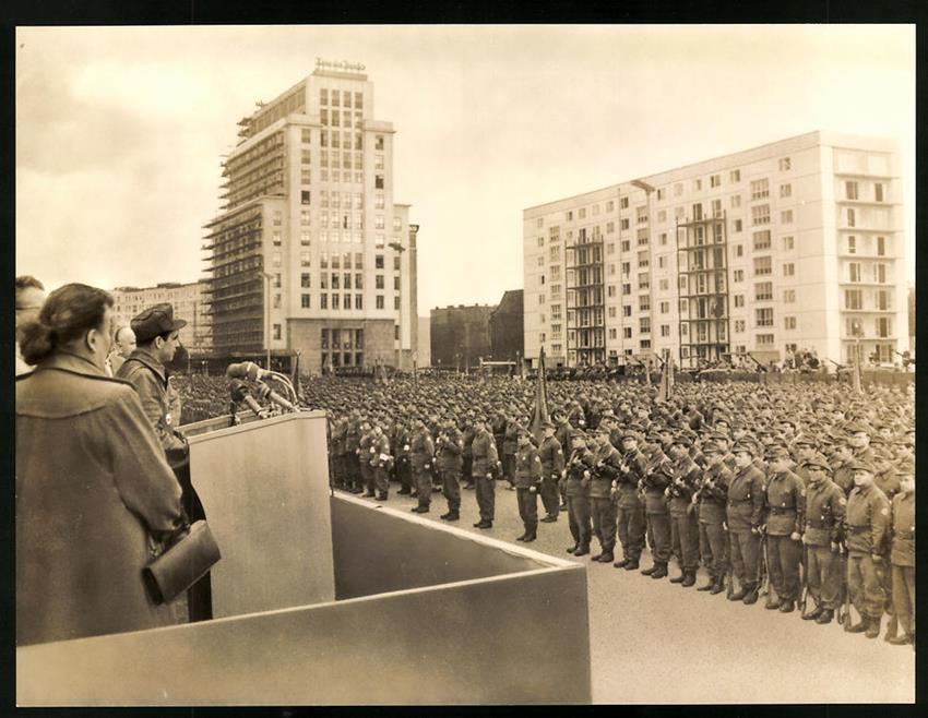 Fotografie Berlin, Straussberger Platz, Parade Kampfgruppen der ...