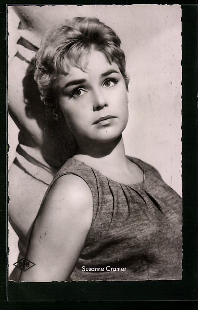 AK Schauspielerin Susanne Cramer, an einer Säule lehnend im Film Der ...