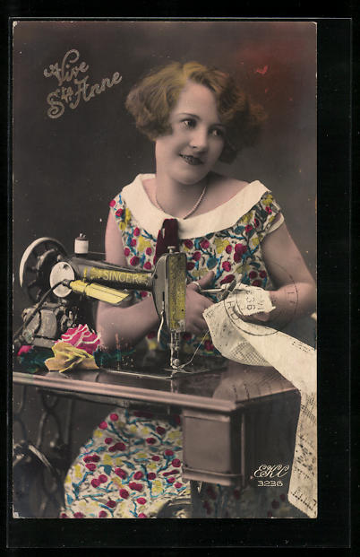 AK Vive St-Anne, Junge Frau im bunten Kleid an einer Singer-Nähmaschine ...