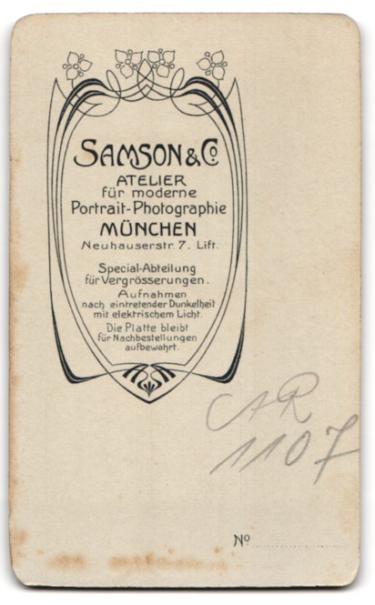 Fotografie Samson & Co., München, Junge mit langer Kerze und Hut zur Konfirmation Nr. 12299682 ...