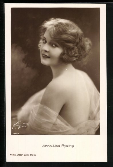 AK Schauspielerin Anna-Lisa Ryding mit nackter Schulter in die Kamera schauend Nr. 12480602 ...