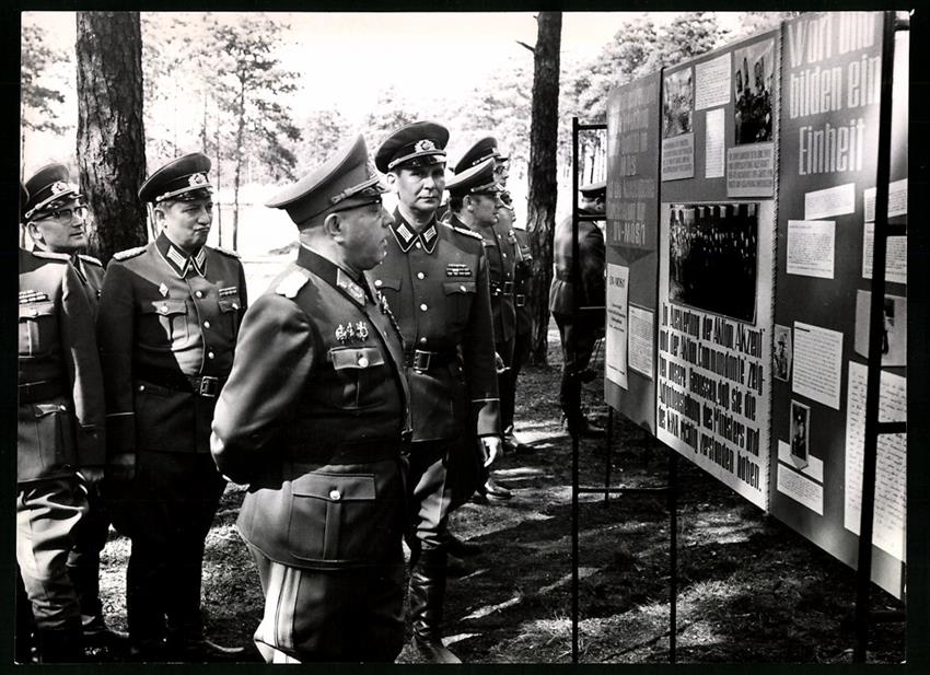 Fotografie Chef der Stasi Erich Mielke in Uniform beim Truppenbesuch im ...