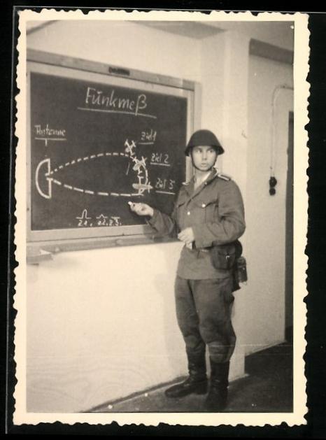 Fotografie DDR-Militär-Ausbildung, NVA-Soldat erklärt die Funkmessung an einer Tafel Nr ...