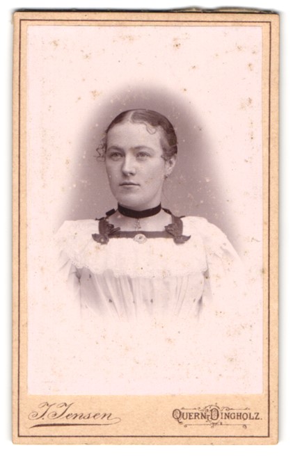 Fotografie J. Jensen, Quern-Dingholz, Junge Dame im weissen Kleid mit ...