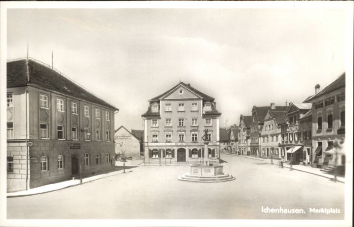 AK / Ansichtskarte Ichenhausen Marktplatz mit Kirche Ichenhausen Nr ...
