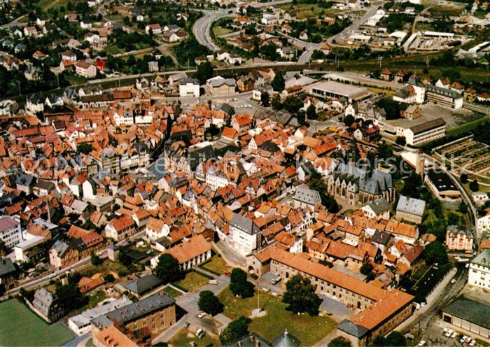 AK / Ansichtskarte Butzbach Marktbrunnen Rathaus Fachwerkhaeuser Kat ...