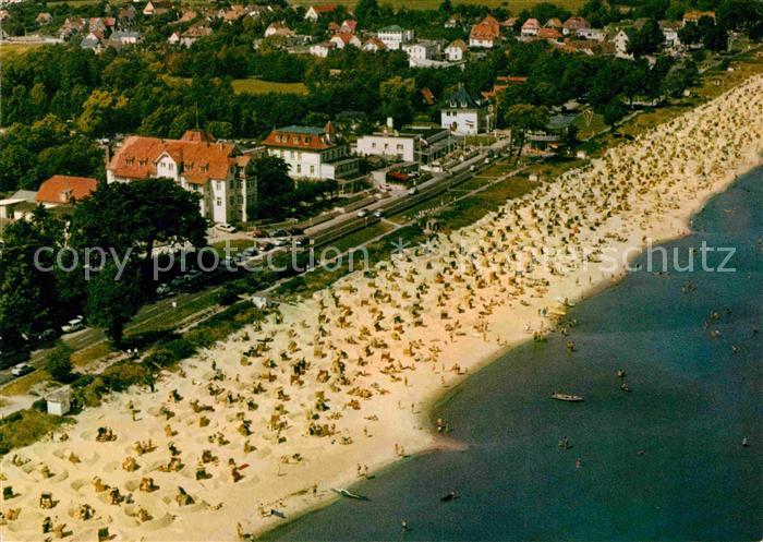 AK / Ansichtskarte Scharbeutz Ostseebad Luftaufnahme Strand Promenade ...
