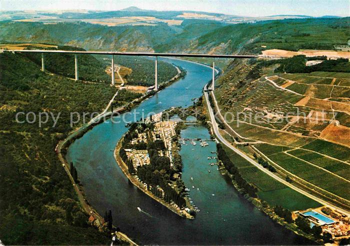 Winningen Mosel Campinginsel mit Blick auf Moselbruecke Fliegeraufnahme ...