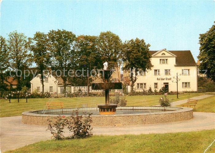 AK / Ansichtskarte Falkenberg Elster Marktplatz Brunnen Rat der Stadt ...