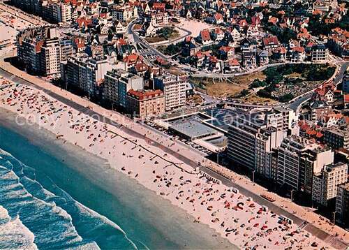AK / Ansichtskarte Knokke Heist Fliegeraufnahme Strand und Promenade ...