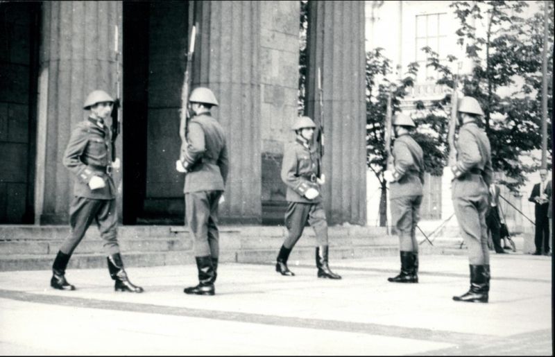 Mitte-Berlin NVA - Soldaten Wachablösung Wachtgebäude/Neue Wache 1971 ...