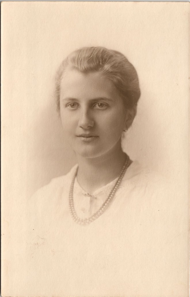 Dresden Frauen Porträt-Foto Atelier-Foto einer Frau aus Dresden 1920 Nr ... Dresden Frauen Porträt-Foto Atelier-Foto einer Frau aus Dresden 1920 Nr ...