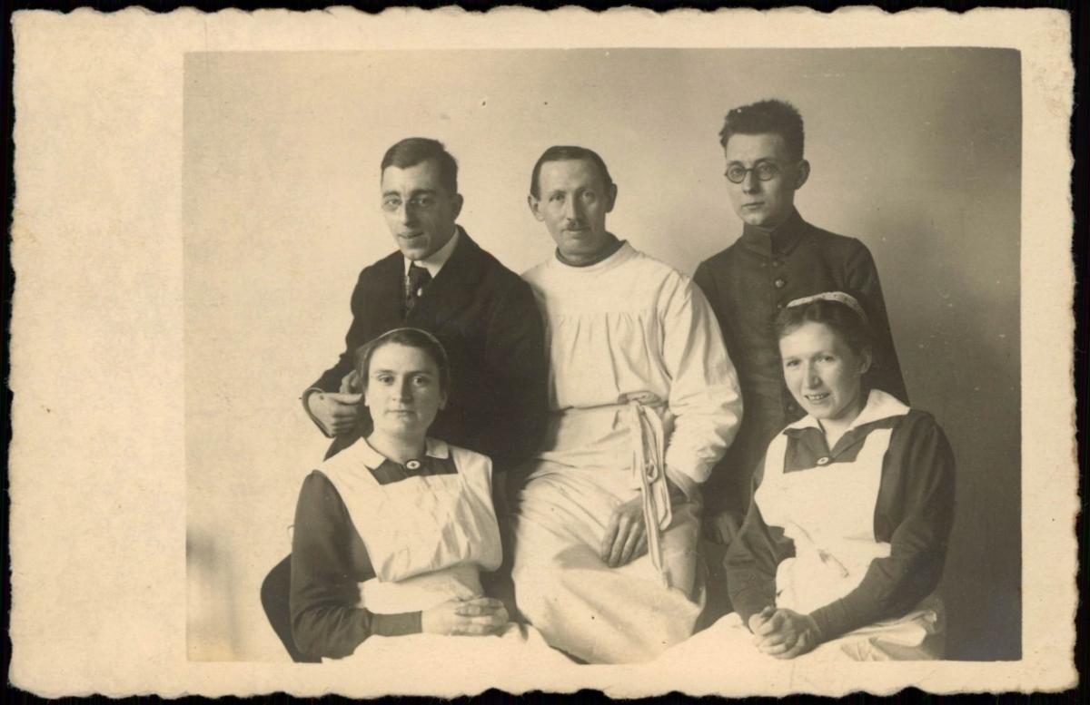 Militär/Propaganda 1.WK (Erster Weltkrieg) Lazarett Gruppenbild 1917 Nr ...